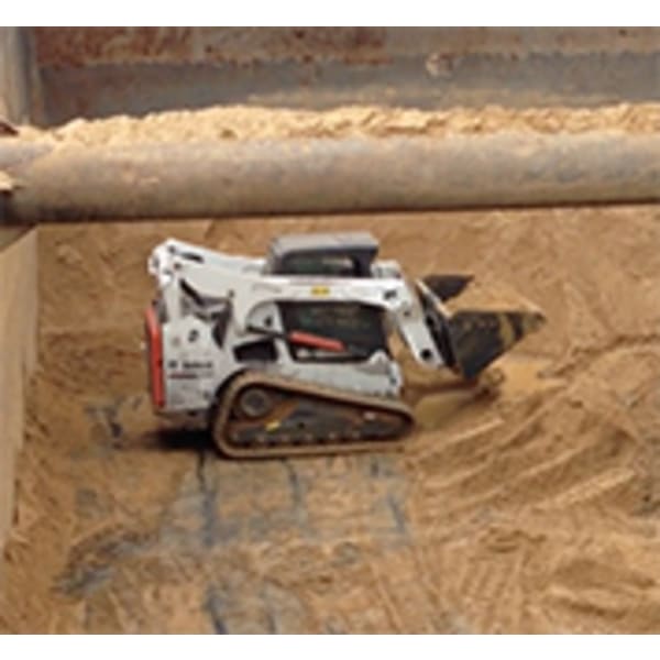 Compact Track Loader Cleaning up with Bucket on Cargo Ship – 斗山山猫有限公司